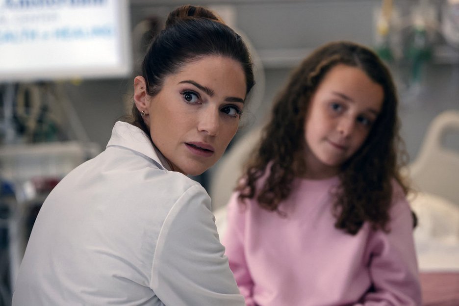 Nemocnice New Amsterdam - In a Strange Land (S04E09) (2021) | ČSFD.cz