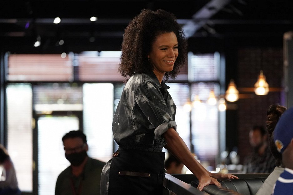 Grand Crew - Wine & Headlines (S01E07) (2022) | ČSFD.cz