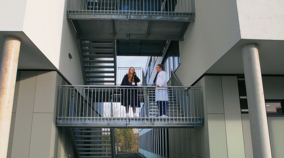 In aller Freundschaft - Die jungen Ärzte - Alte Narben (S08E22) (2022 ...