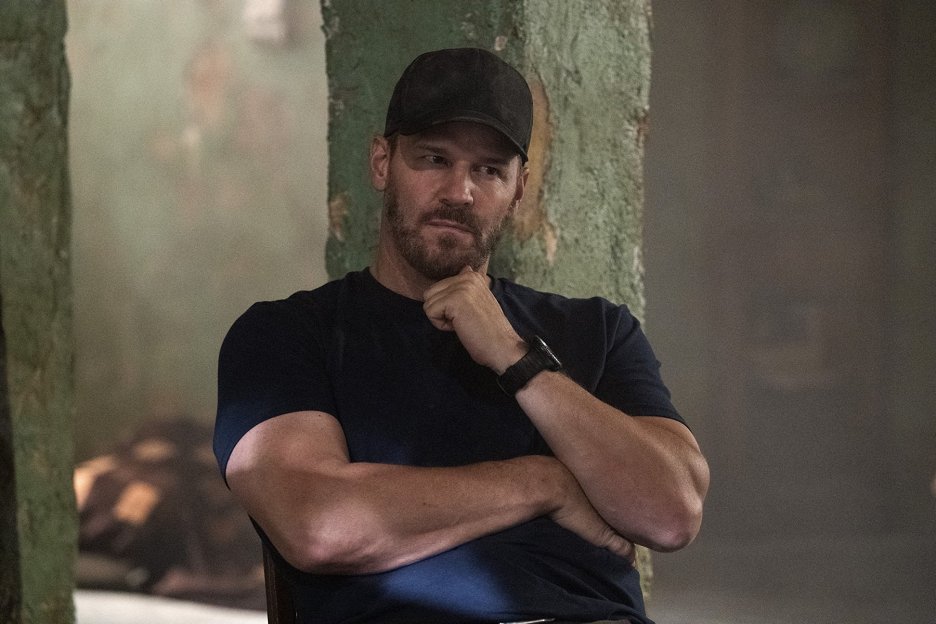 Tým SEAL - Strange Bedfellows (S06E07) (2022) | ČSFD.cz