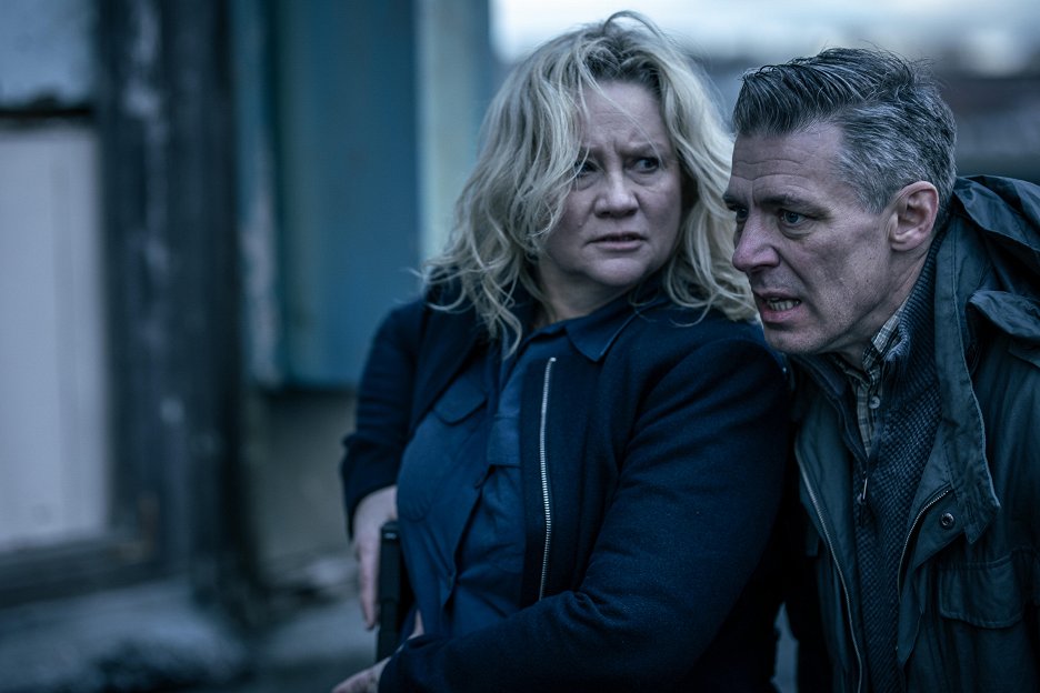 Musta valo - Hyvä perhe (E01) (2022) | ČSFD.cz