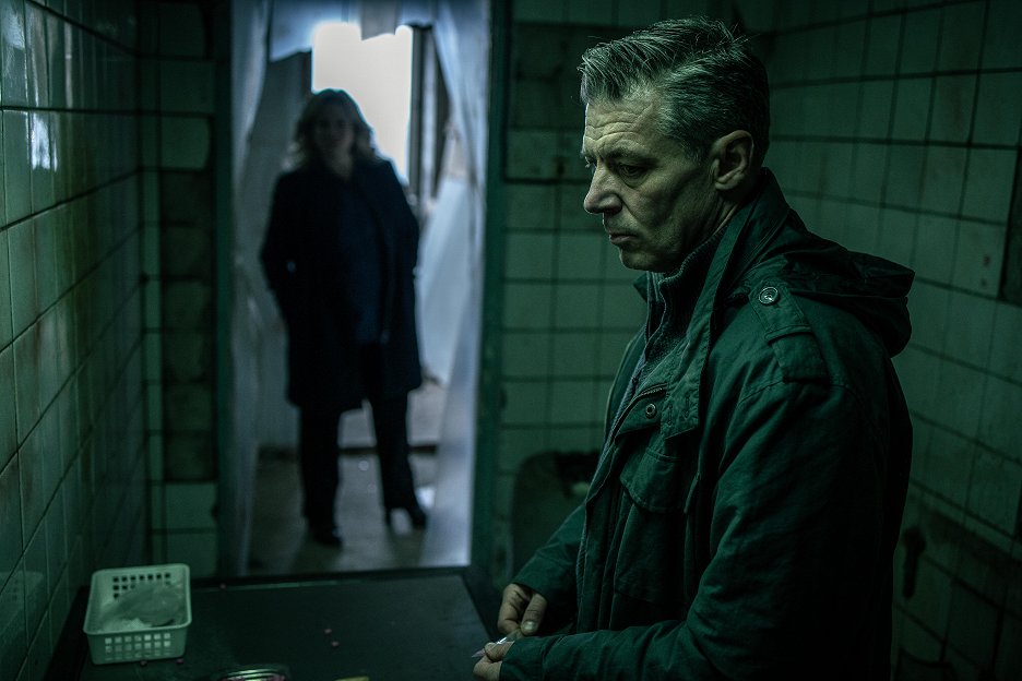 Musta valo - Hyvä perhe (E01) (2022) | ČSFD.cz