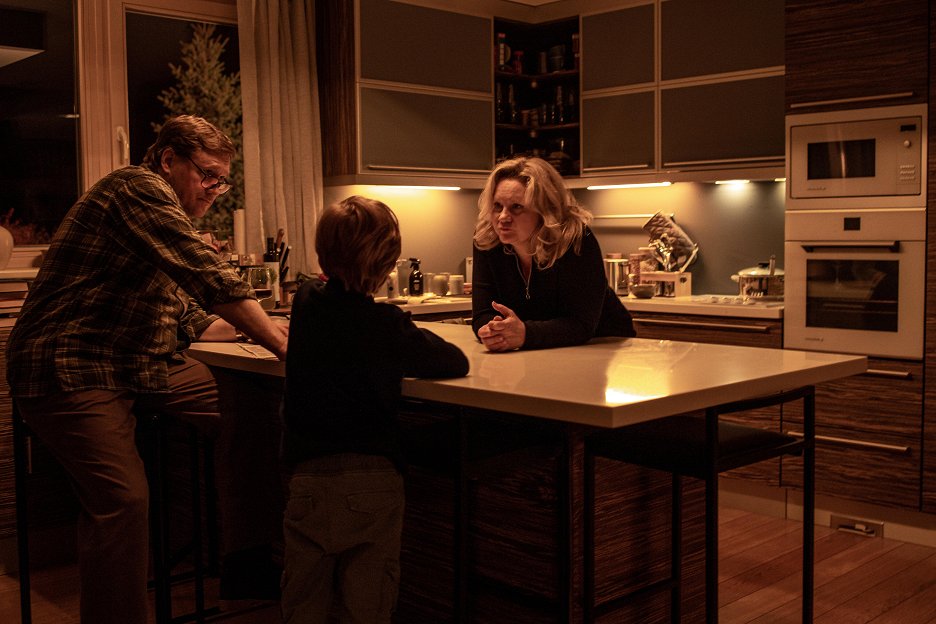 Musta valo - Perhoshalaus (E03) (2022) | ČSFD.cz