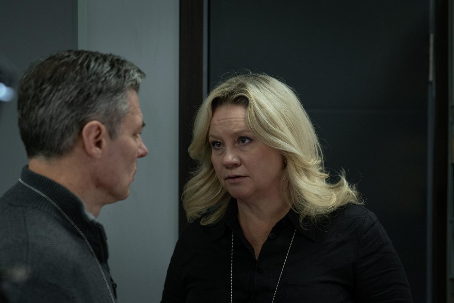 Musta valo - Perhoshalaus (E03) (2022) | ČSFD.cz