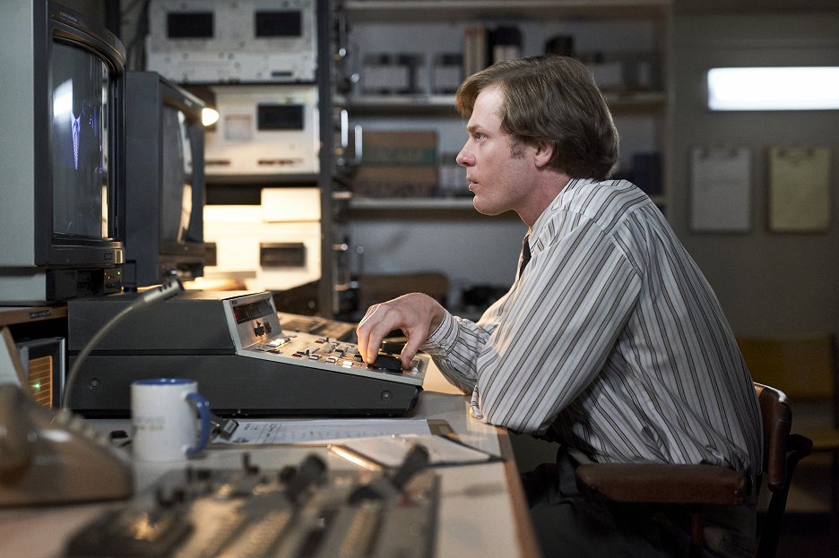 The Newsreader - Three, Two, One... (S01E01) (2021) | ČSFD.cz