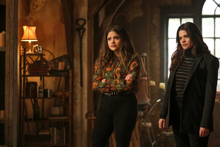 Charmed - Cats and Camels and Elephants, Oh My... (S04E07) (2022) | ČSFD.cz