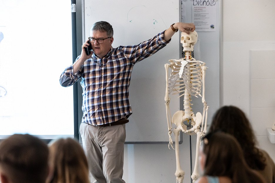 Jedna rodina - Autosedačka (S01E01) (2022) | Recenze - Uživatelské ...