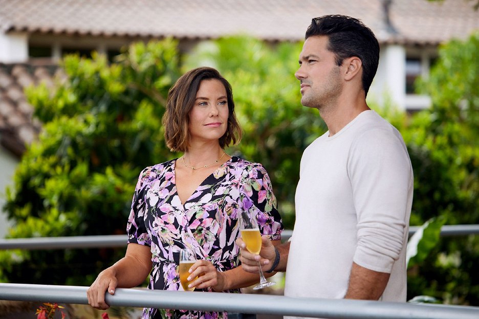 Two Tickets to Paradise (2022) | ČSFD.cz