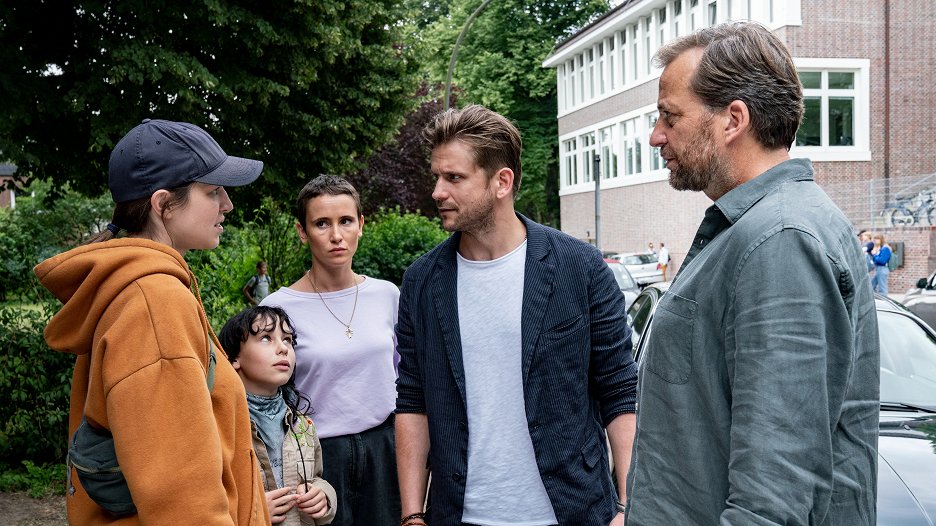 Neuland - Spiele (E05) (2022) | ČSFD.cz