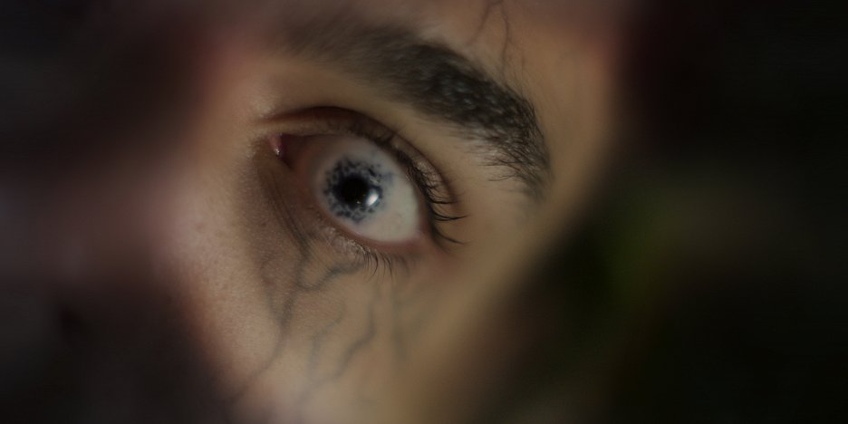 Parchant s ďáblem v těle - Epizoda 6 (E06) (2022) | Galerie - Z epizody | ČSFD.cz