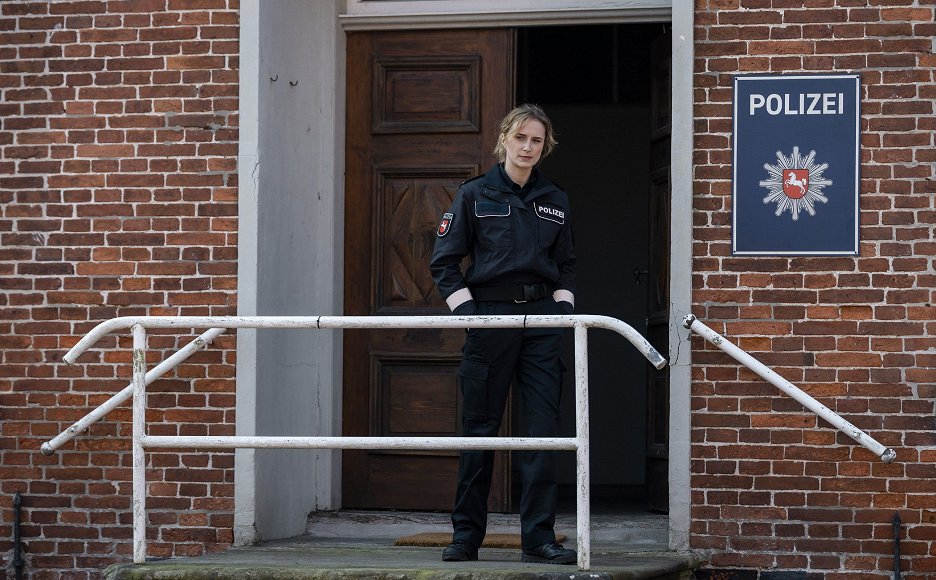 Dünentod - Ein Nordsee-Krimi - Das Grab am Strand (E01) (2023) | ČSFD.cz