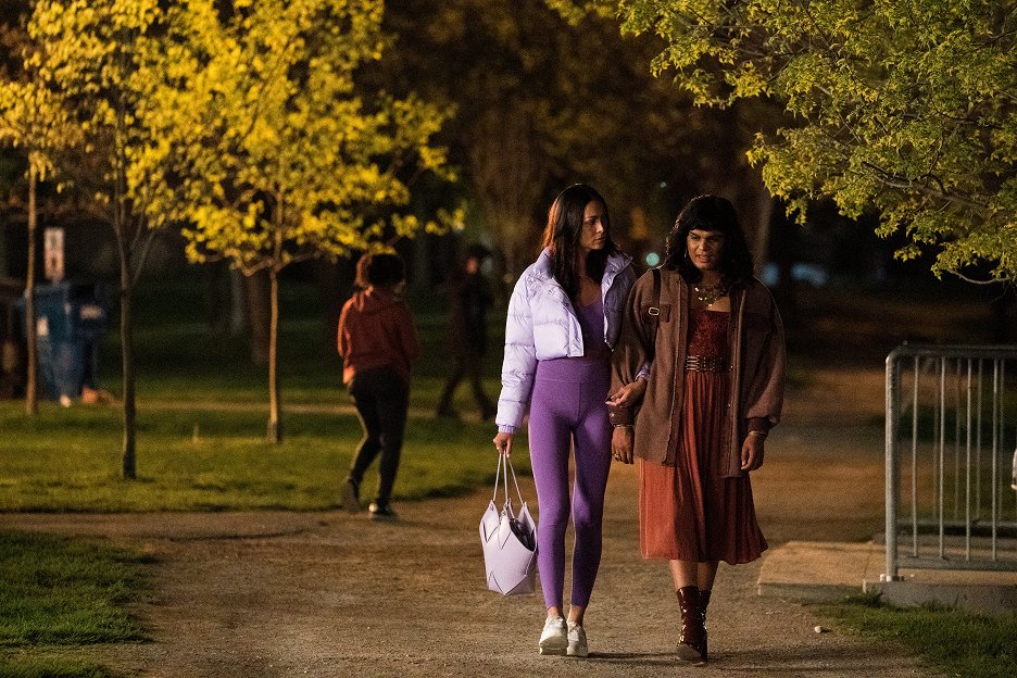 Sort Of - Sort of Future (S02E01) (2022) | ČSFD.cz