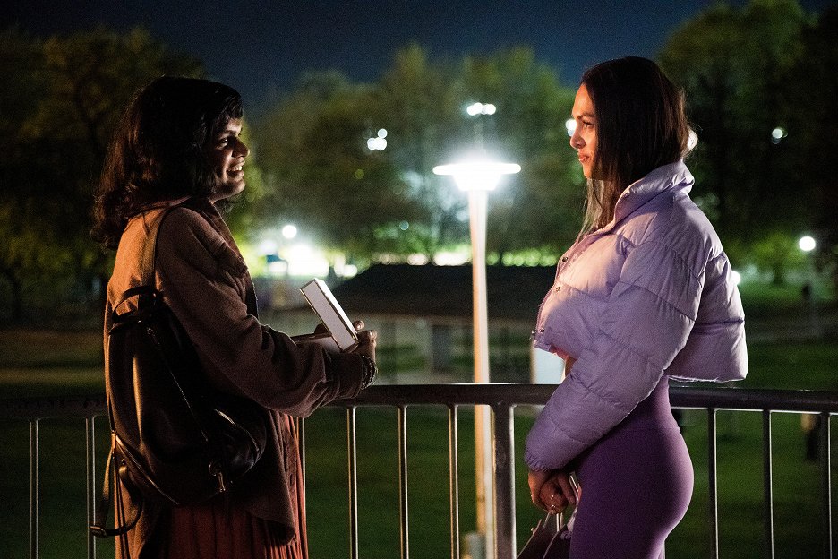 Sort Of - Sort of Future (S02E01) (2022) | ČSFD.cz