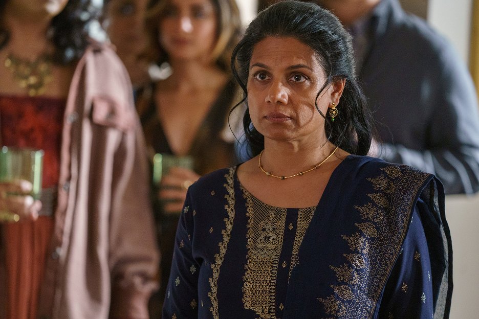 Sort Of - Sort of Future (S02E01) (2022) | ČSFD.cz