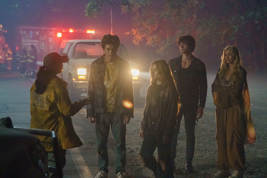 Wolf Pack - Two Bitten, Two Born (E02) (2023) | ČSFD.cz