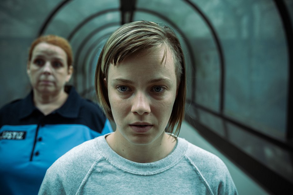 A Thin Line - Gefangen (E02) (2023) | ČSFD.cz