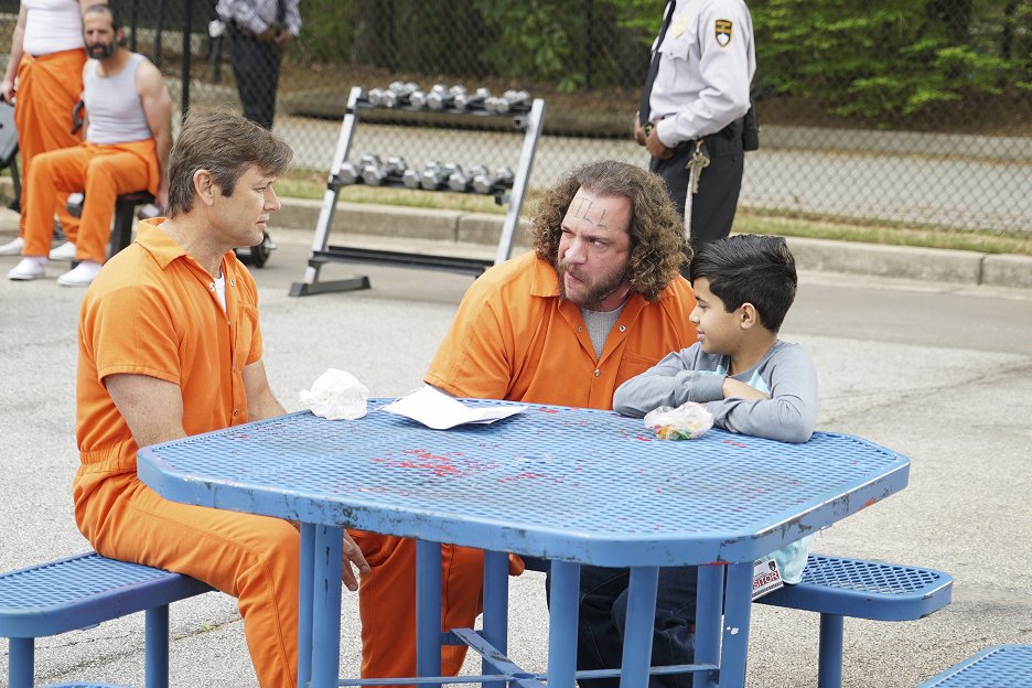 Devious Maids - Ruka ruku myje (S04E09) (2016) | ČSFD.cz