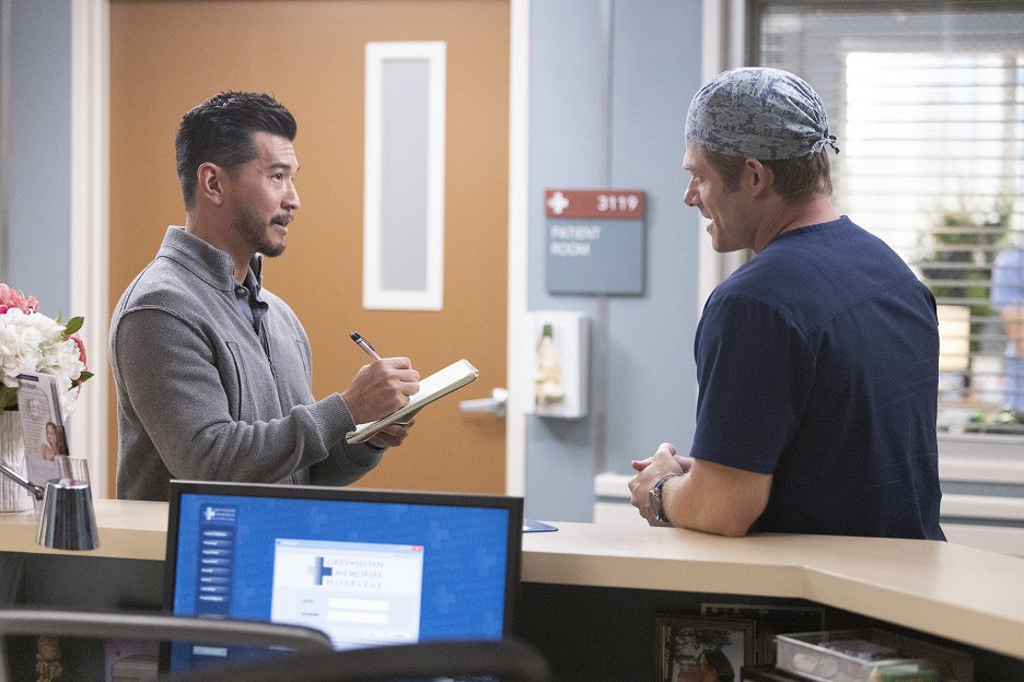 Chirurgové - Hvězdný hráč (S19E08) (2023) | ČSFD.cz