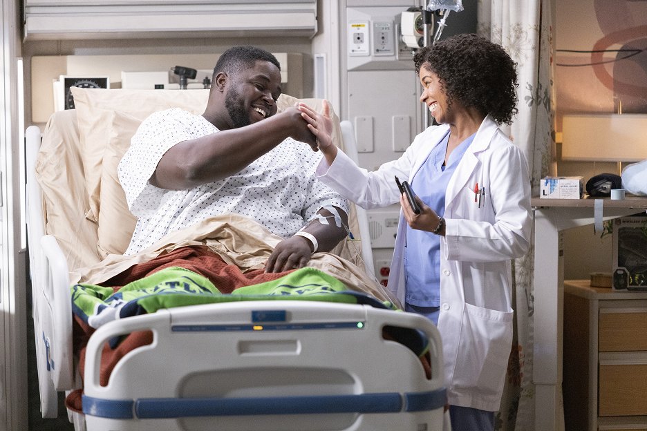 Chirurgové - Hvězdný hráč (S19E08) (2023) | ČSFD.cz