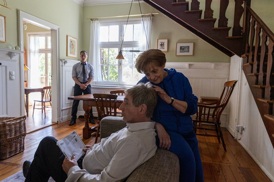 Miss Merkel - Ein Uckermark-Krimi - Mord im Schloss (E01) (2023) | ČSFD.cz