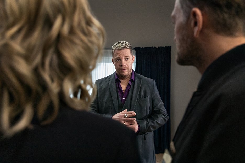 Hotel Mondial - In der Schusslinie (S01E11) (2023) | ČSFD.cz