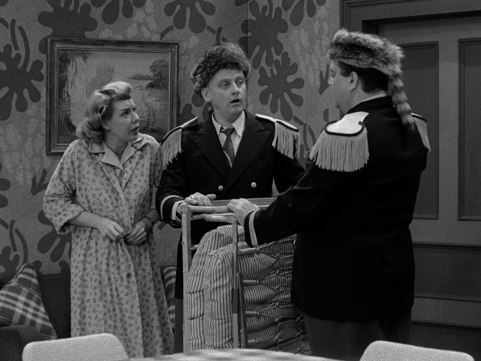 The Honeymooners - Hello Mom (E10) (1955) | ČSFD.cz