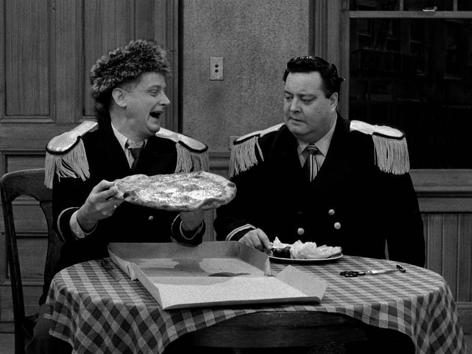 The Honeymooners - Pardon My Glove (E25) (1956) | ČSFD.cz