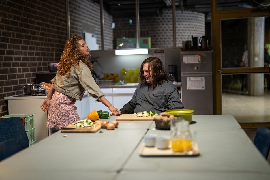 Dvě strany propasti - Stadt ohne Himmel (E02) (2023) | ČSFD.cz