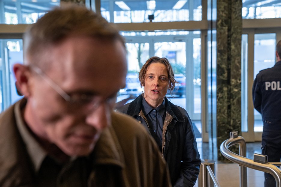 Dvě strany propasti - Stadt ohne Himmel (E02) (2023) | ČSFD.cz