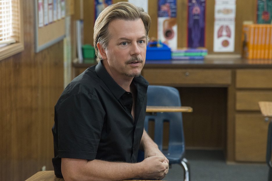 Love - Forced Hiatus (S02E06) (2017) | ČSFD.cz