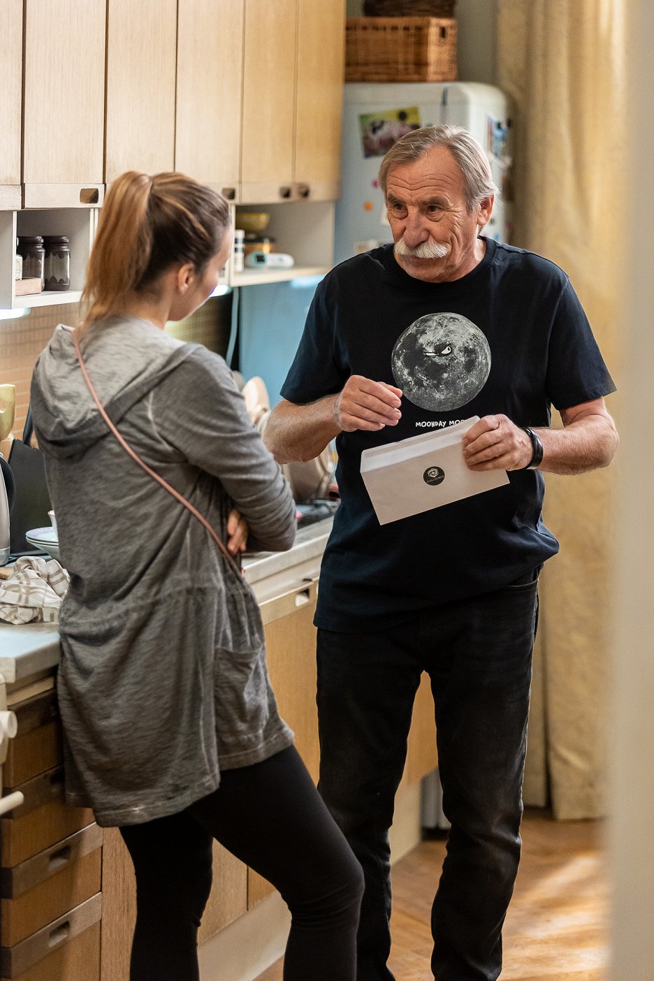 Jedna rodina - Otec jako otec (S01E21) (2023) | ČSFD.cz