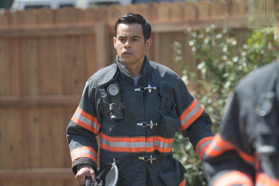 9-1-1: Lone Star - Best of Men (S04E17) (2023) | ČSFD.cz