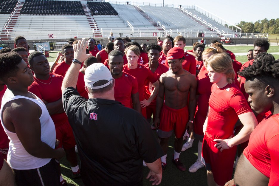 Last Chance U - EMCC: Part 1 (S01) (2016) | ČSFD.cz