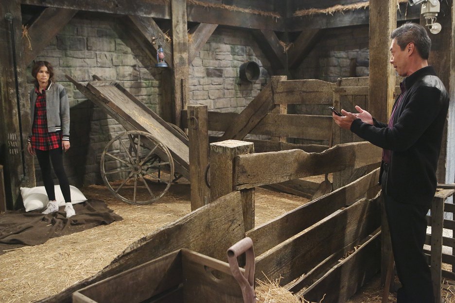 Tajný život K.C. - Jako nůž do zad 3. část (S01E12) (2015) | ČSFD.cz