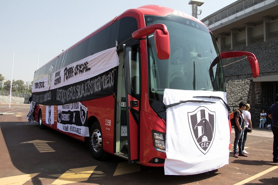 FC Cuervos - Cyrano de Bergerac (S04E05) (2019) | ČSFD.cz