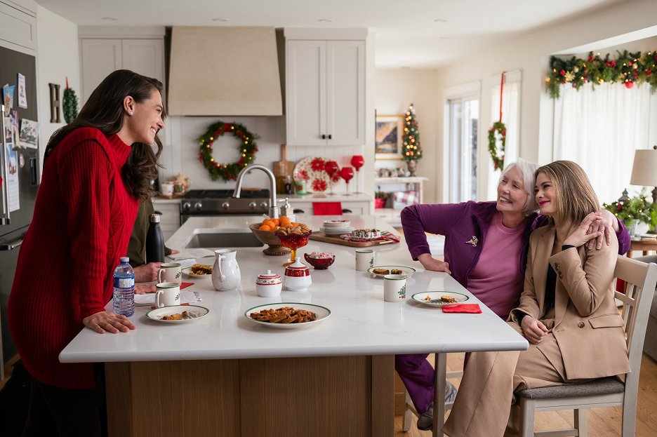 Checkin' It Twice (2023) | Galerie - Z filmu | ČSFD.cz