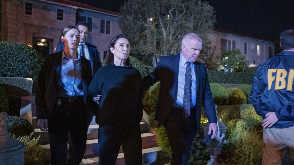 Bosch: Odkaz - V Belize je 23 stupňů (S02E08) (2023) | ČSFD.cz