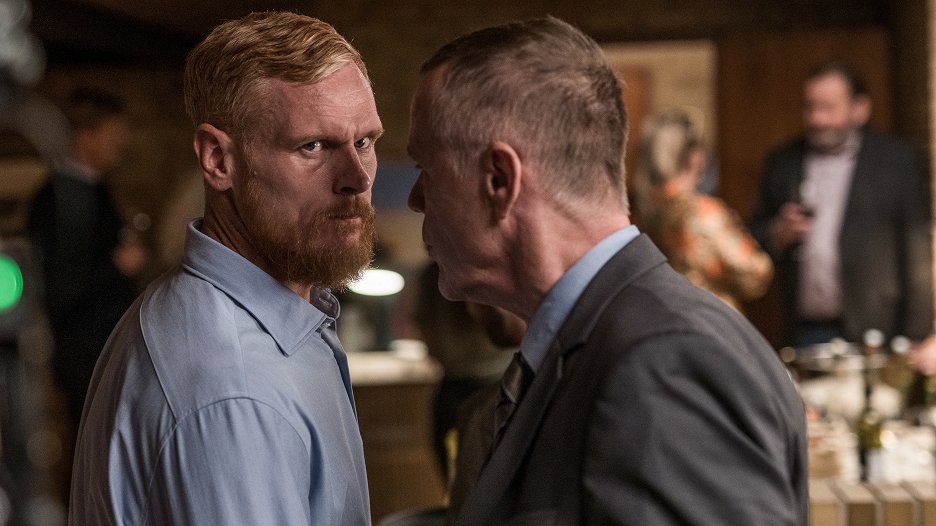 Elvira - Ind af døren, ud af vinduet (E02) (2022) | ČSFD.cz