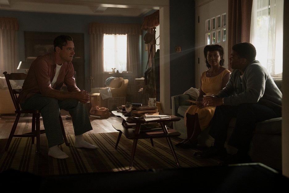 Lekce chemie - Kniha Calvin (E07) (2023) | ČSFD.cz