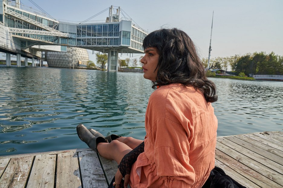 Sort Of - Sort of the Worst Yoda (S03E05) (2023) | ČSFD.cz