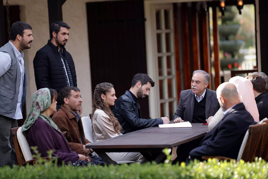 Hudutsuz Sevda - Episode 9 (S01E09) (2023) | Galerie - Z epizody | ČSFD.cz