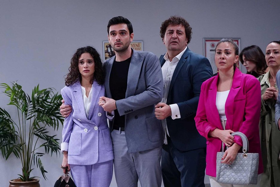 Benim Güzel Ailem - Episode 21 (E21) (2023) | ČSFD.cz