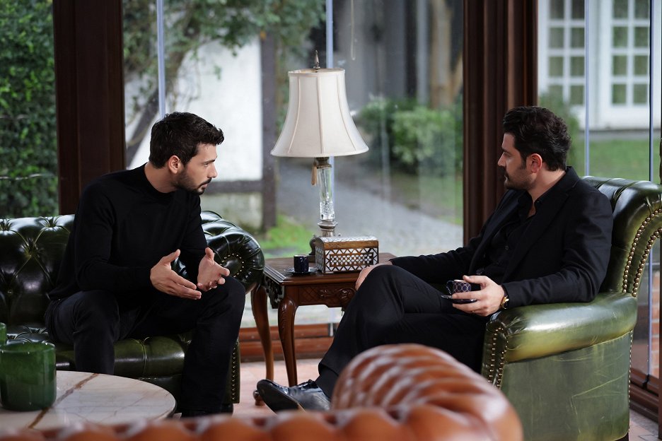 Hudutsuz Sevda - Episode 12 (E12) (2023) | ČSFD.cz