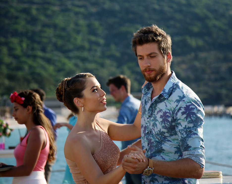 Vůně jahod - Epizoda 3 (E03) (2015) | Galerie - Z epizody | ČSFD.cz