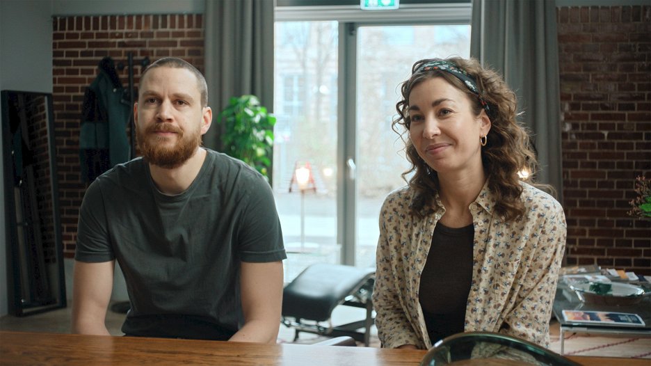 Bag Enhver Mand - Opskriften på succes (E01) (2023) | ČSFD.cz