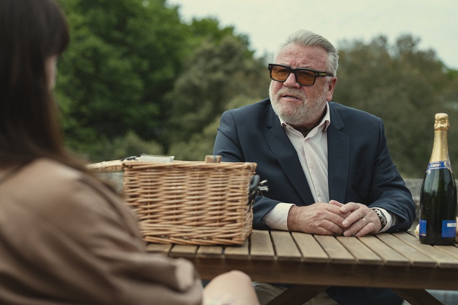 Gentlemani - Mám stovky bratranců (S01E05) (2024) | ČSFD.cz