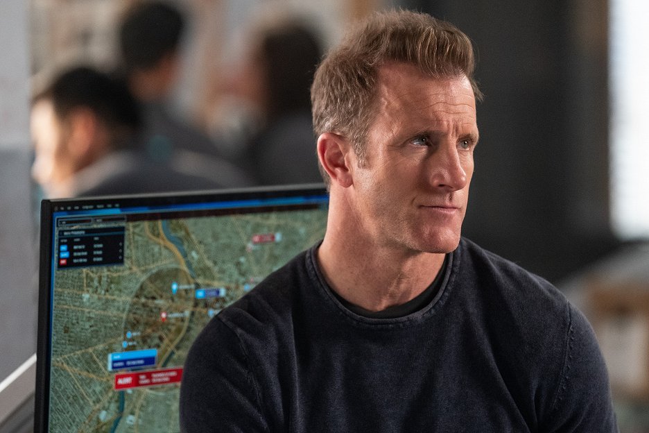 Alert - Bus 447 (S02E01) (2024) | ČSFD.cz