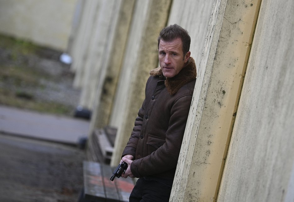 Alert - Bus 447 (S02E01) (2024) | ČSFD.cz