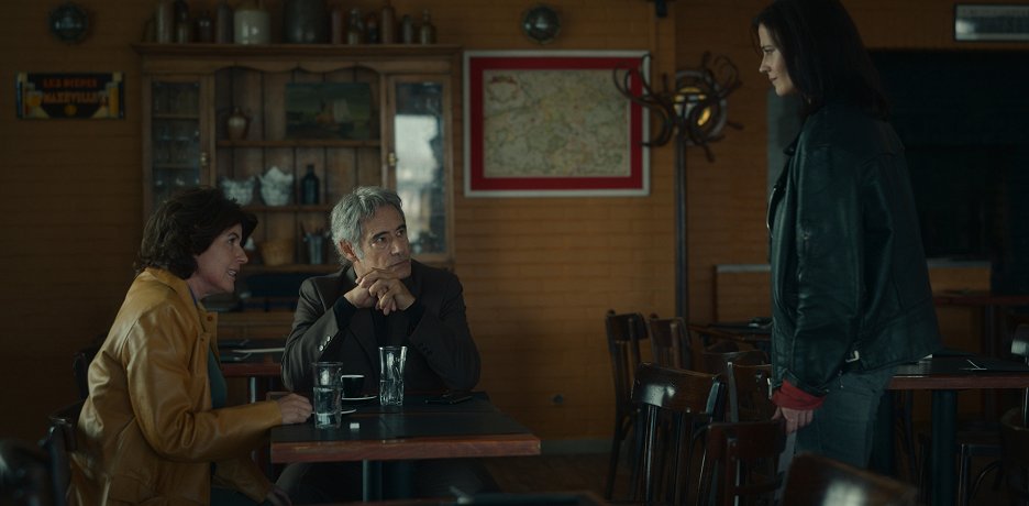 Spojka - Rodinné album (E05) (2023) | ČSFD.cz