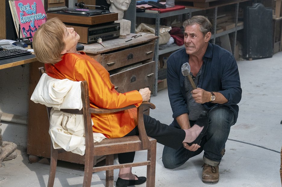 Miss Merkel - Ein Uckermark-Krimi - Mord auf dem Friedhof (E02) (2024 ...